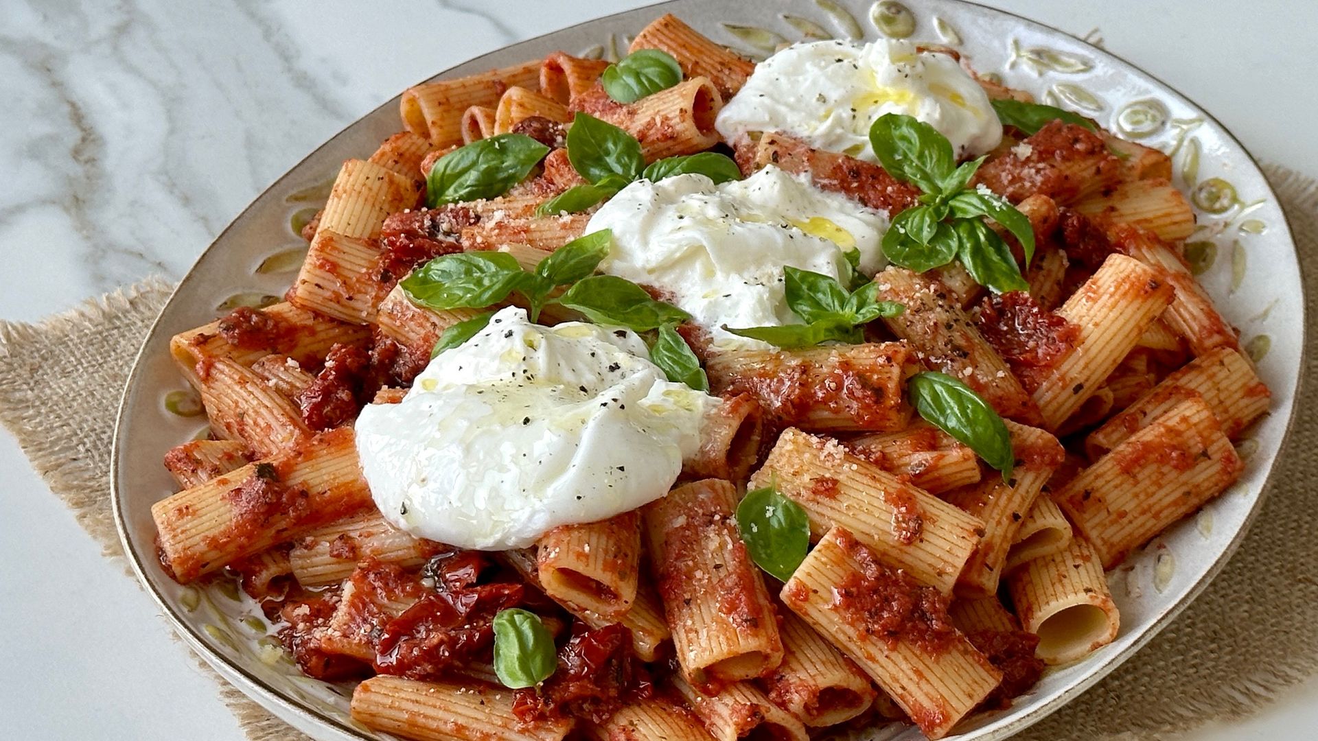 Buratta peynirli domatesli makarna | Yaşam